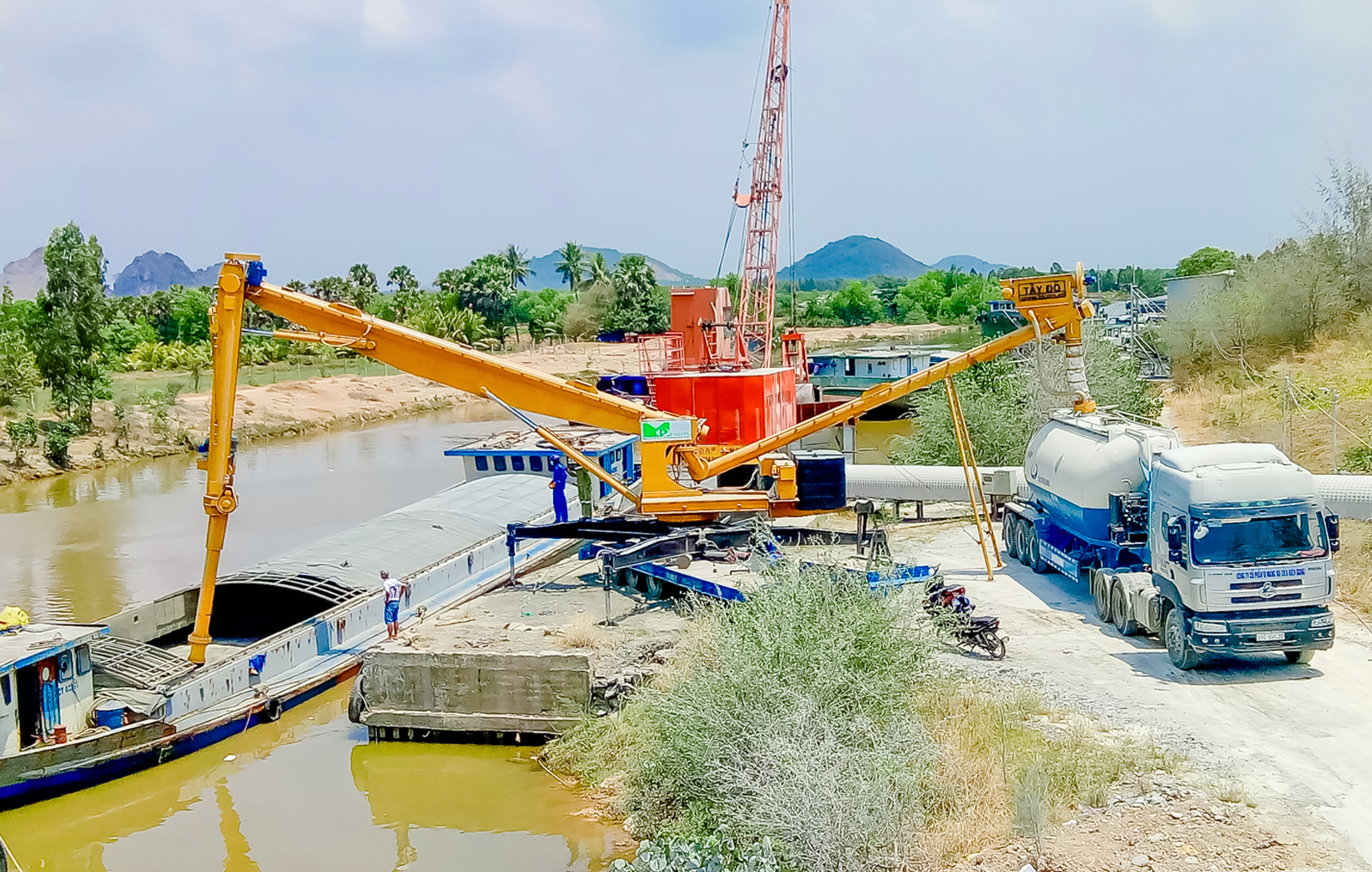 Export cement ship unloader with capacity of 100 tons/hour for Thien ...